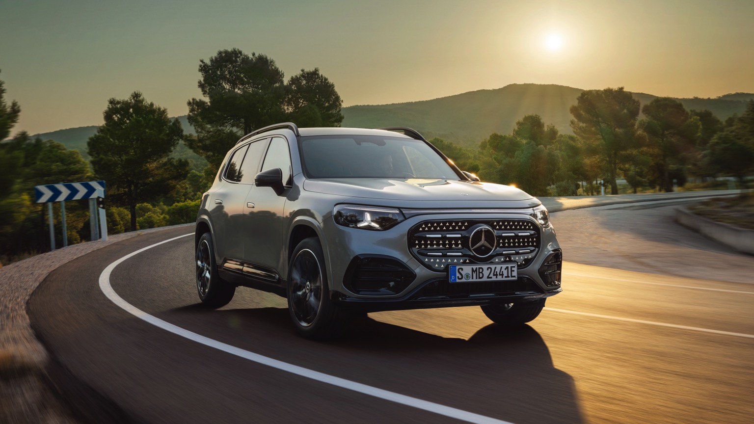 Mercedes-Benz GLB 350 4MATIC (2025) price and specifications - EV Database