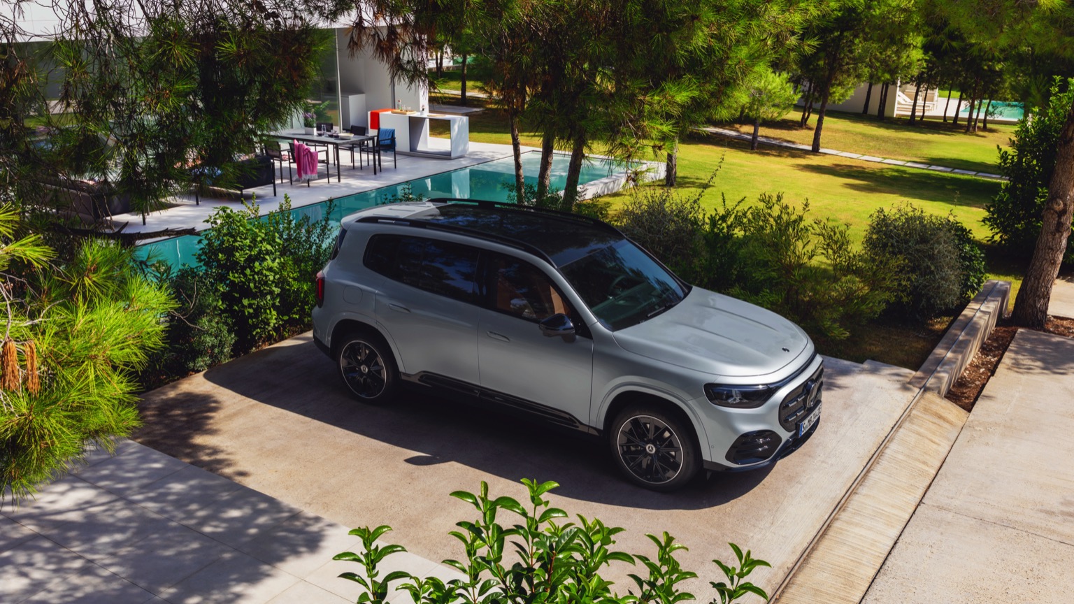 Mercedes-Benz GLB 350 4MATIC (2025) price and specifications - EV Database