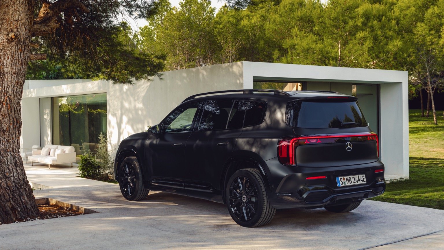 Mercedes-Benz GLB 350 4MATIC (2025-2026) price and specifications - EV ...