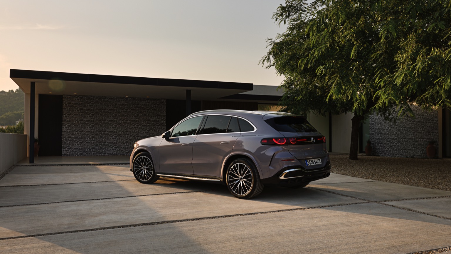 Mercedes-Benz GLC 400 4MATIC (2026) price and specifications - EV Database